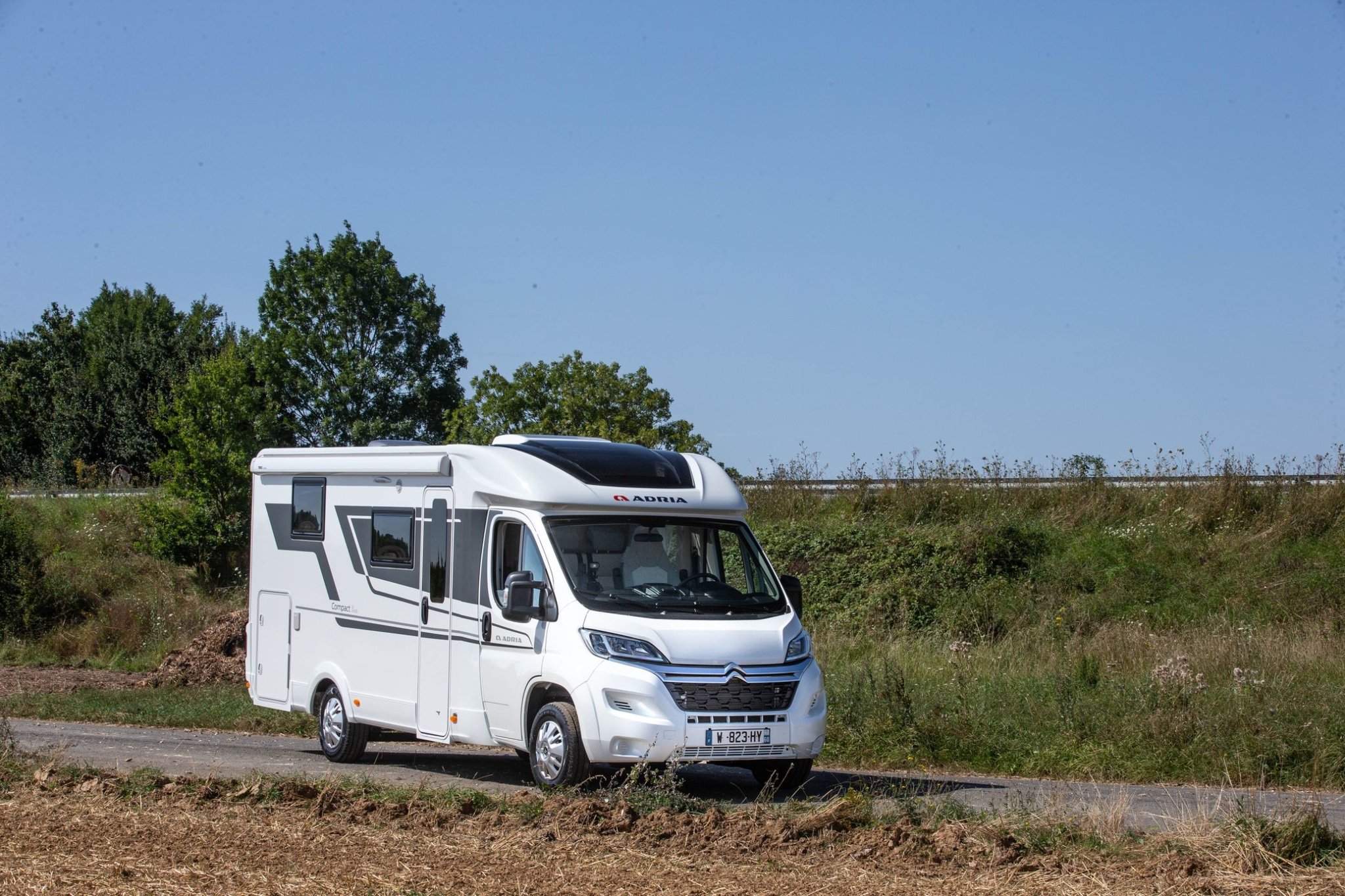 Adria Compact Axess SC, moins de 7 mètres mais tout d'un grand ⋆ Esprit ...